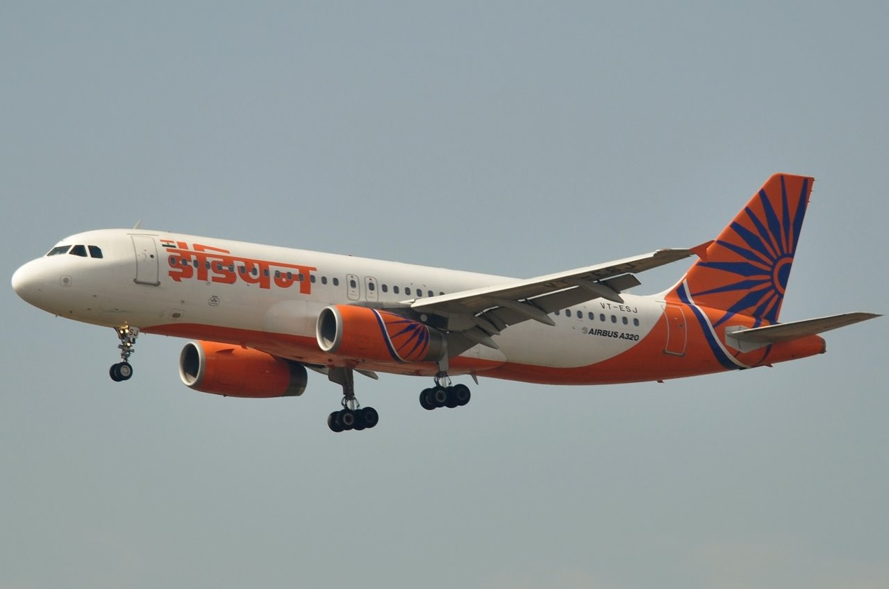 Por que esse Airbus A320 tem quatro rodas no trem traseiro ao invés de ...
