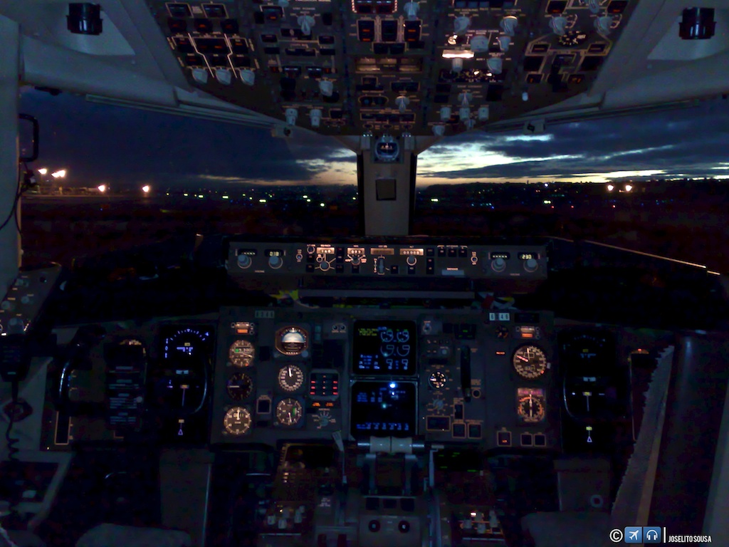 Cockpit de Boeing 767 ao amanhecer #foto : Aviões e Músicas
